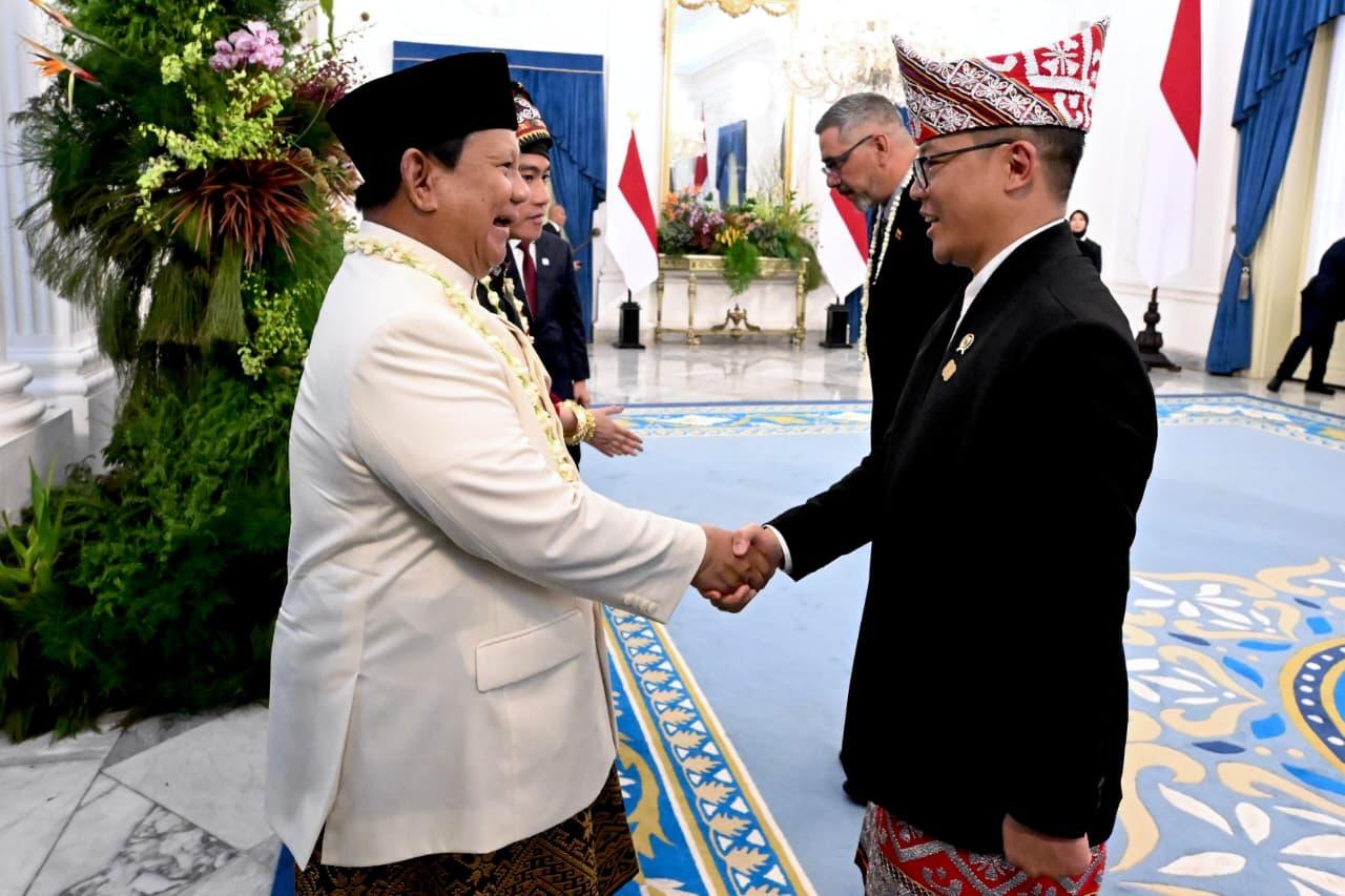 Presiden Prabowo dan Menteri Kabinet Merah Putih Tampil dengan Pakaian Adat di Istana Merdeka ...